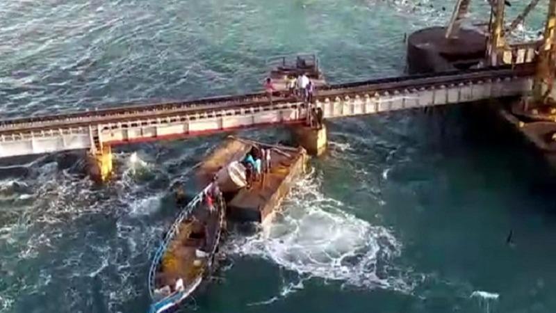 பாம்பன் ரயில் பாலத்தில் 10 நாட்களுக்குக்குள் இரண்டாவது முறையாக மோதிய ...