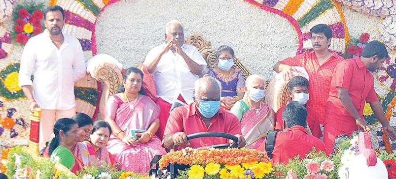 81-வது பிறந்த நாள் விழாவை கேக் வெட்டி கொண்டாடிய பங்காரு அடிகளார் ...