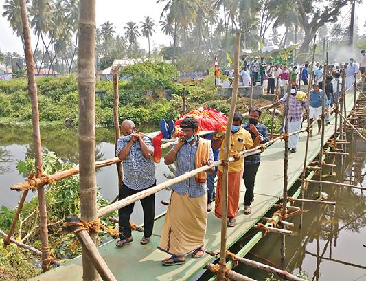 கோபி அருகே பாதை வசதி இல்லாததால் ஓடையில் தற்காலிக பாலம் அமைத்து ...