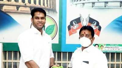 குழந்தை பிறந்ததில் இருந்து கொடுமைப்படுத்துகிறார்... அதிமுக முன்னாள் எம்எல்ஏ மீது மருமகள் ...